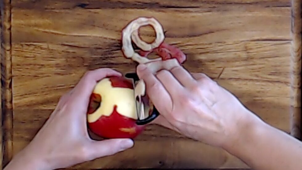 How to Peel and Core an Apple - Green Thumb Foodie